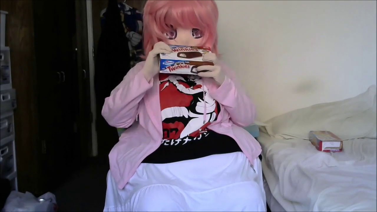 Fat Amy Binge Eating - YouTube