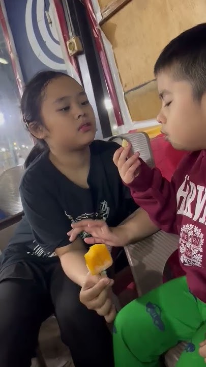 makan ice cream di pinggir lapangan - YouTube