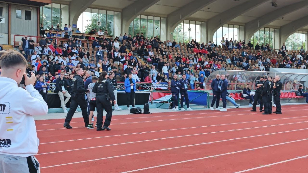 Nemačka policija uhapsila dete u dresu Zvezde, sa tribina letela baklja ...