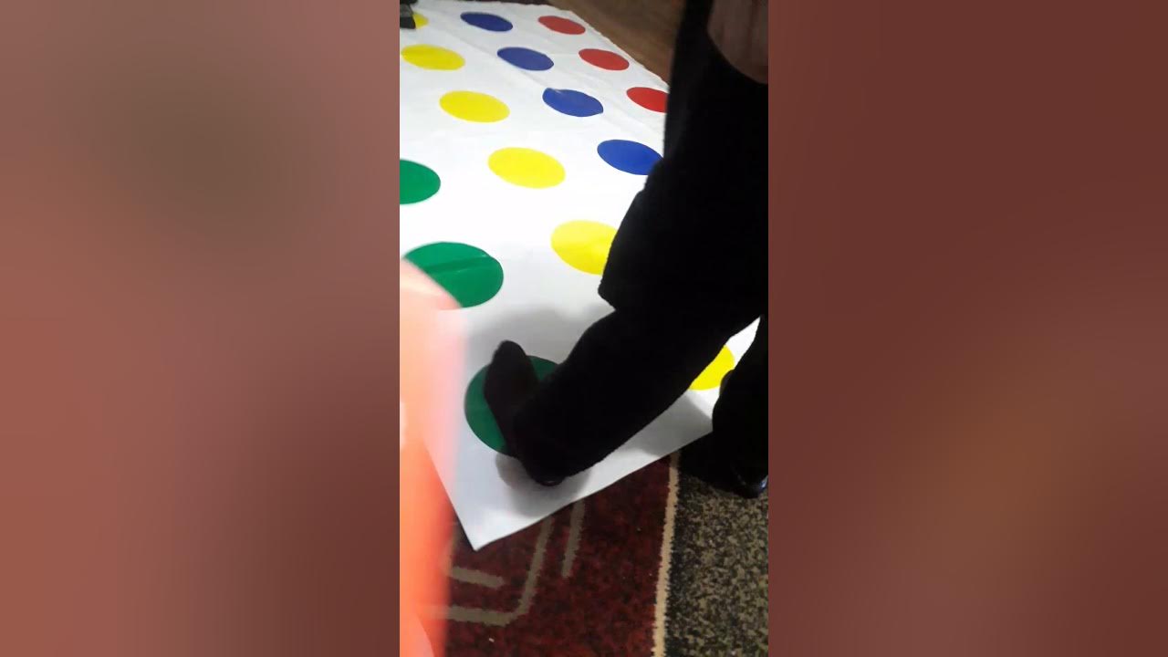 Мы играем в твистер🤣🤣🤣 - YouTube