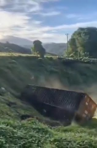 😞20feet container lorry falling video.20அடி லாரி கவிழும் காட்சி. - YouTube