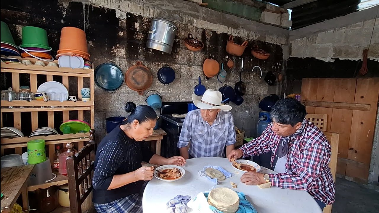 Estamos comiendo un delicioso chilpozo de pollo y platicando con la ...