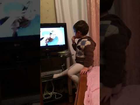 Qiz atasina baxan 1 yashli ushaq))
