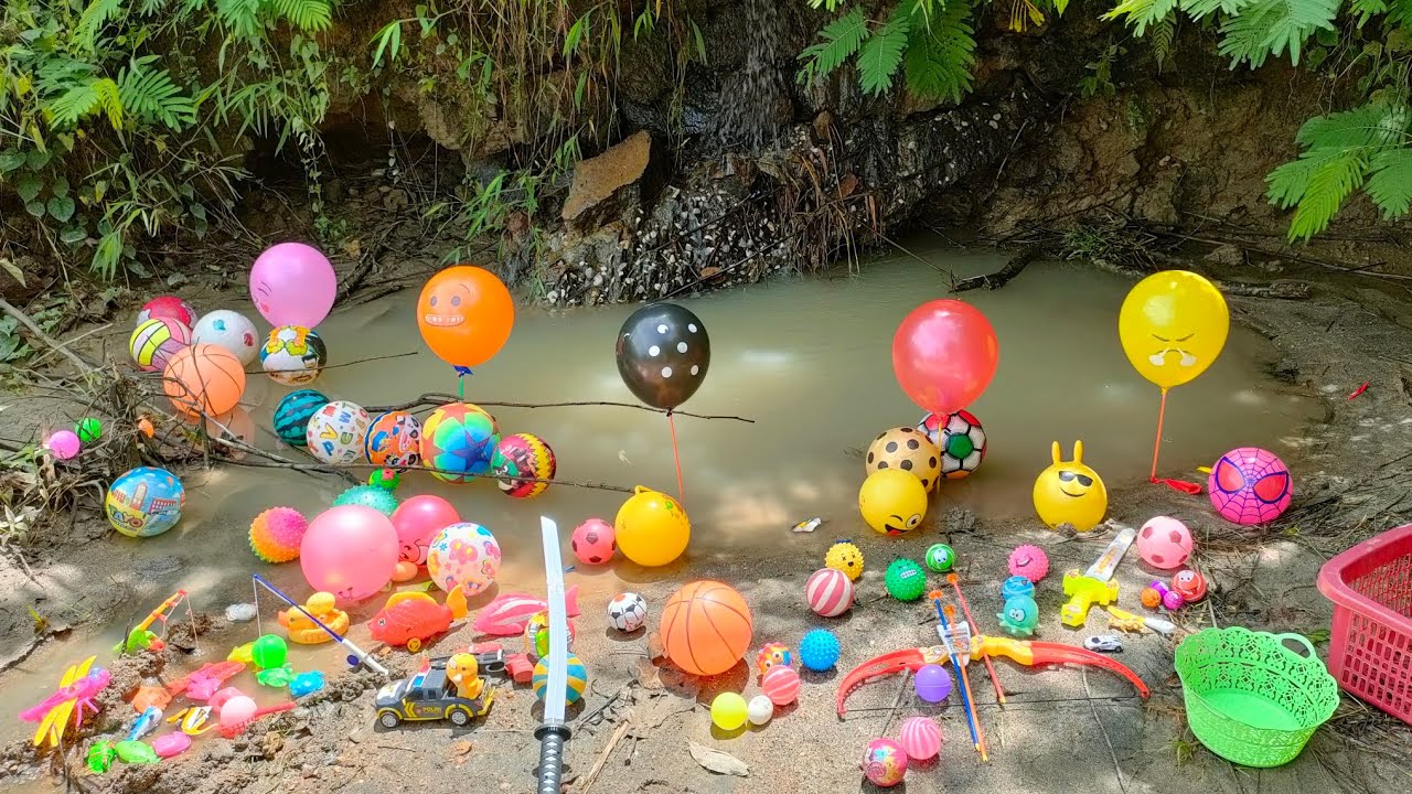 Mencari Bola Basket ,Bola Pororo, Cocomelon, Tayo & Meletuskan Balon ...