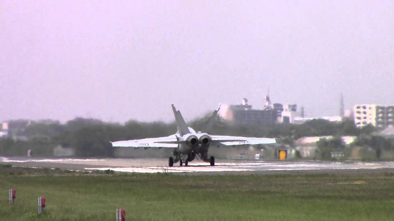 F/A-18E（ VFA-27/ NF-203） NAF Atsugi FCLP Takeoff Rw01 - YouTube