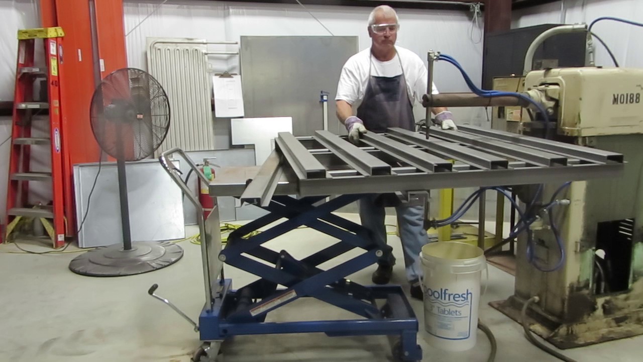 Spot welding a steel pallet - YouTube