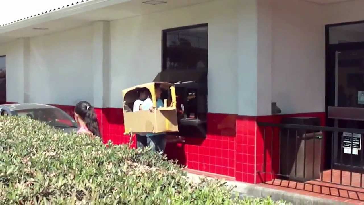 Autoservicio en Mcdonalds carrito de cartón (HD) - YouTube