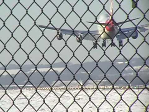 Gatwick airport amazing landings SNOW!! 19/12/09 - YouTube