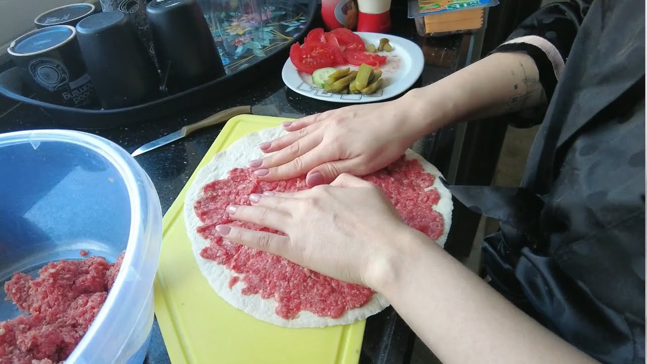 Настюша и Мелис готовят ленивые бургеры - YouTube