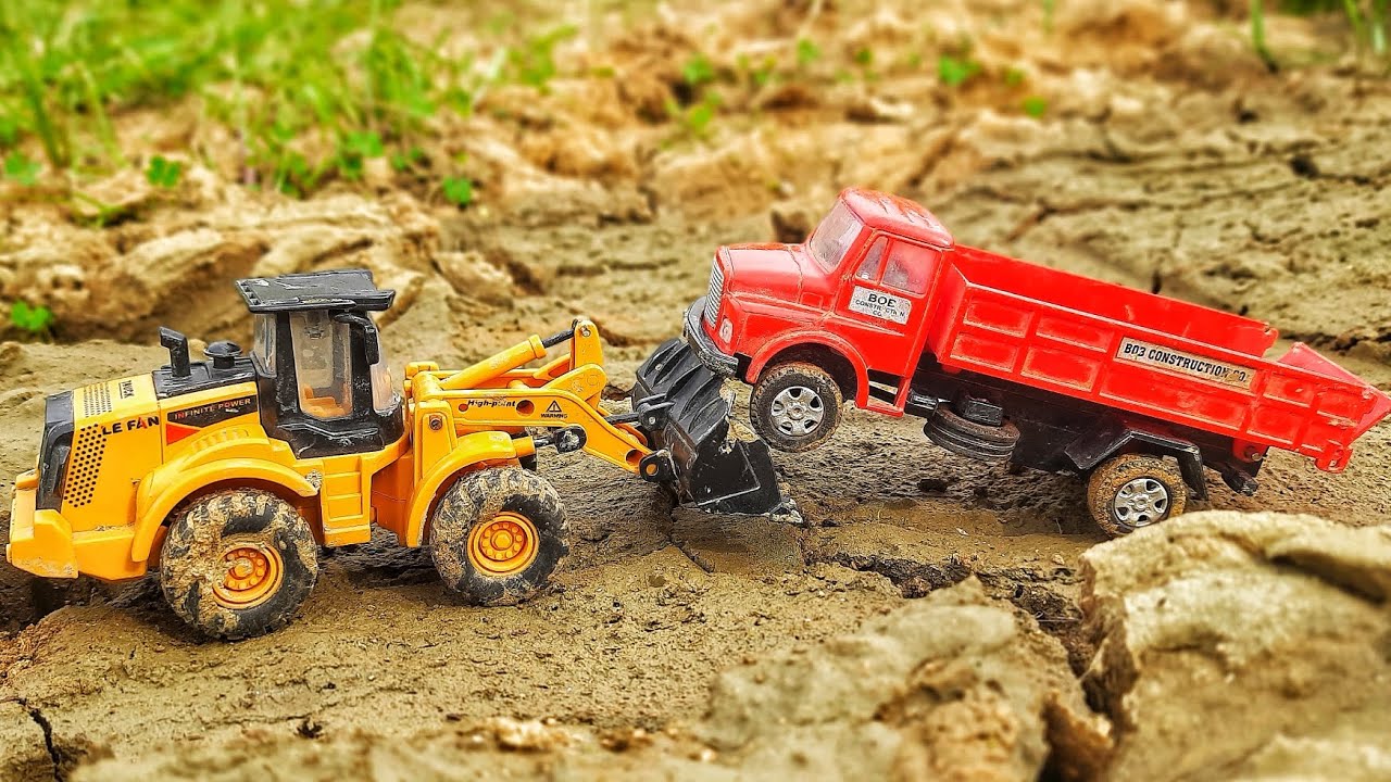Tata Truck🛻 stuck into mud and rescued by JCB 3DX || jojo little toys ...