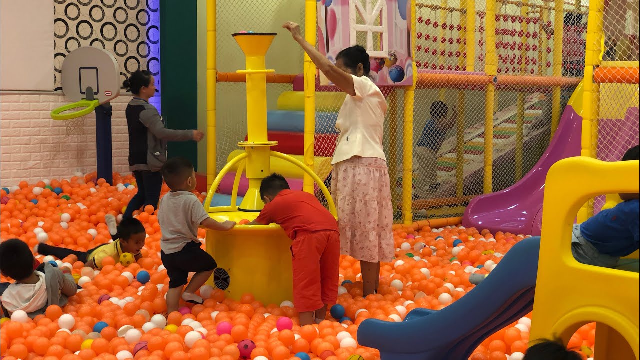 Ambika playhouse dinosaurs and basketball ball pits, slides, trampoline ...