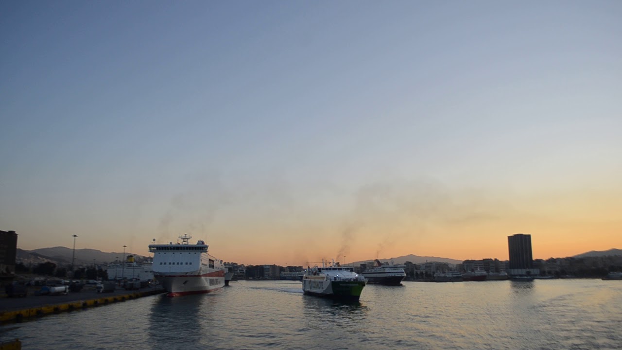 Αδαμαντιος Κοραης.Αναχωρηση απο το λιμανι του Πειραια μαζι με το ...