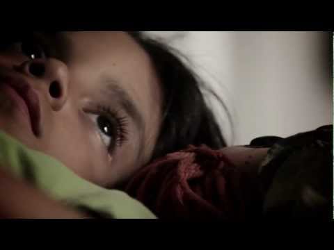 Crear conciencia sobre el abuso y abandono infantil. ¡Comparta este video! (Doll :15 Spanish)