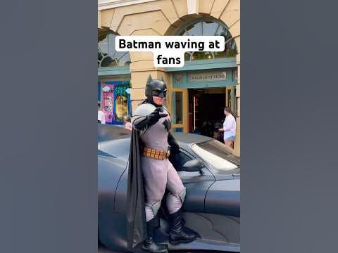Batman waving at fans #shorts #batman #themepark - YouTube
