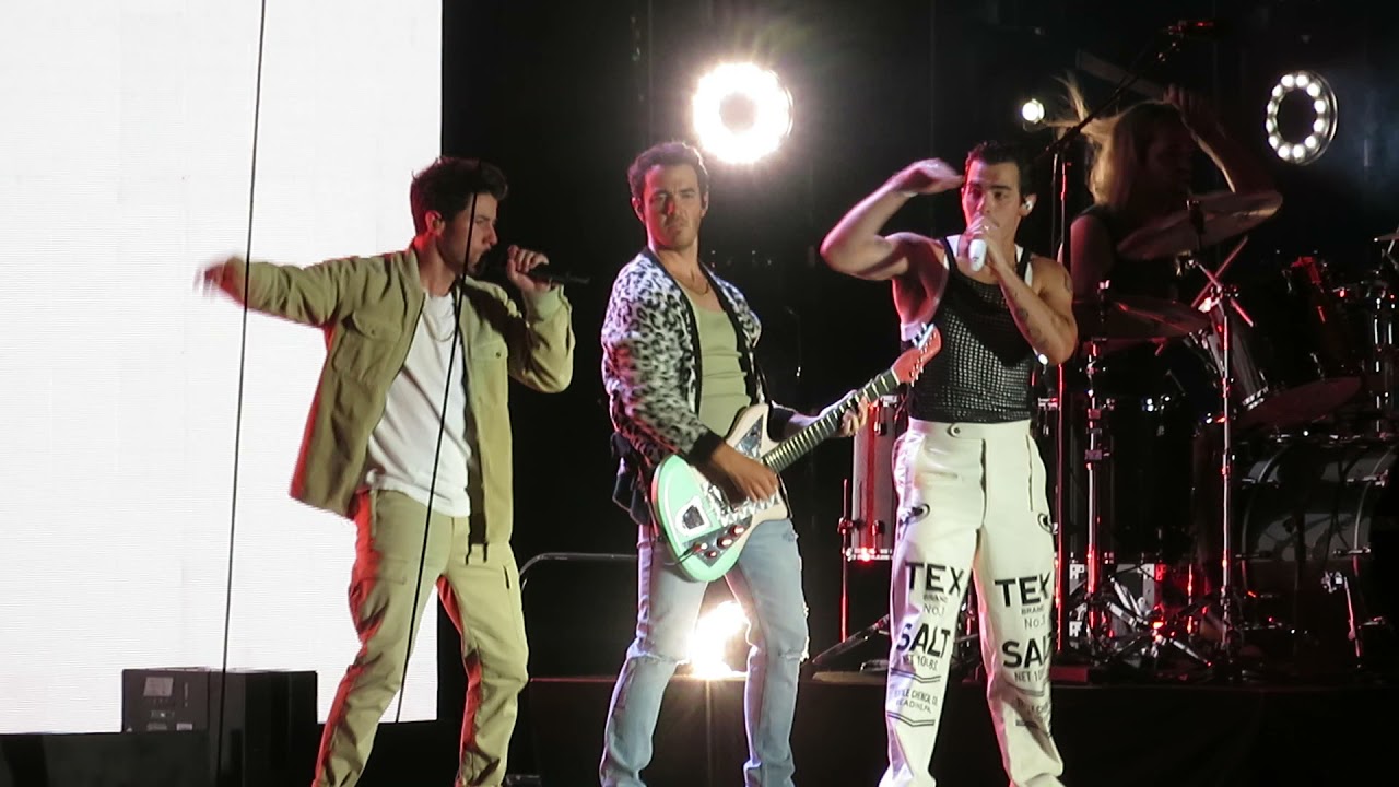Jonas Brothers - Intro + Remember This - Hershey, PA (9/24/21) - YouTube