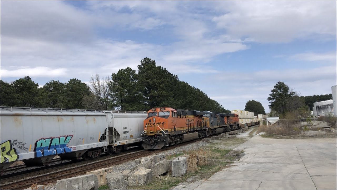 BNSF 4211 Leads NS 265 (With CSX 5102 2nd / 3) Thru Doraville, GA 3/15 ...