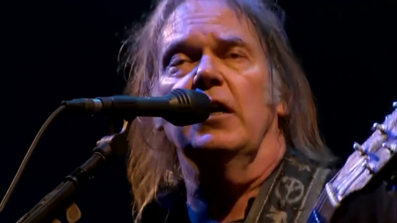 Best Beatles covers: Neil Young singing "A day in the life" - YouTube