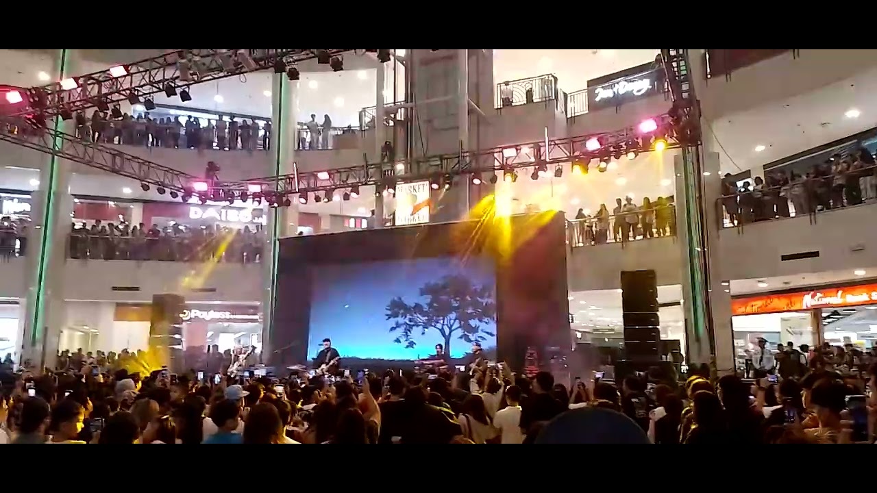 December Avenue concert at Market! Market! - YouTube
