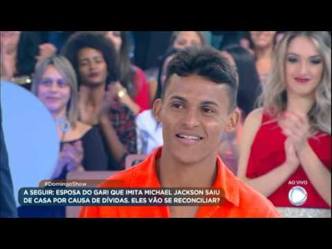 Gari que imita Michael Jackson se apresenta e reencontra a família no palco