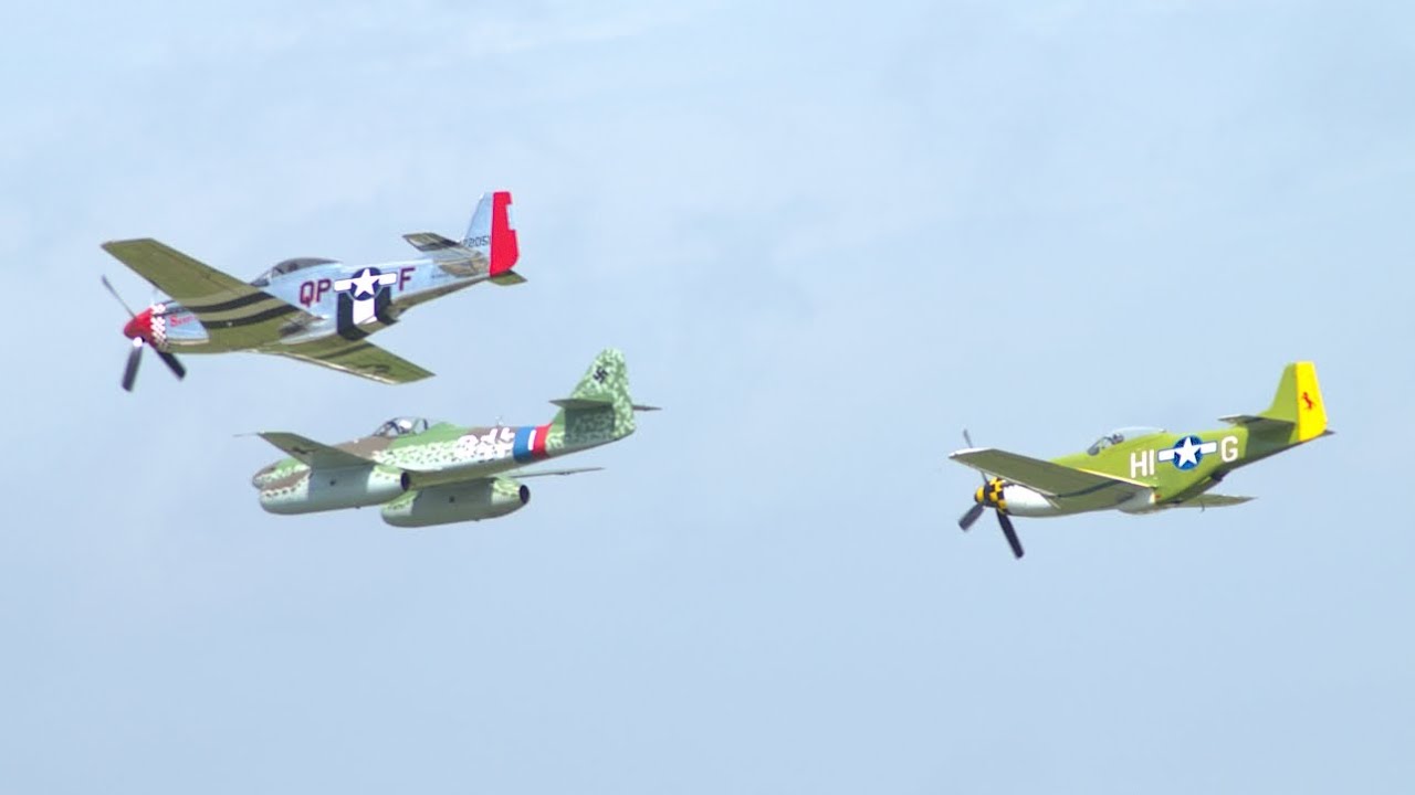 P-51's INTERCEPT ME-262 Demo at Oshkosh! - YouTube