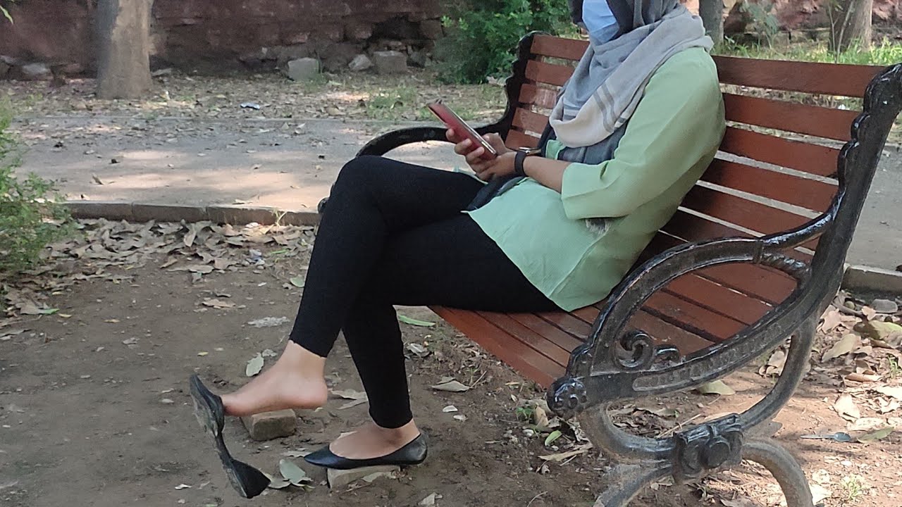 Dangling flats | Dangling shoeplay in public - YouTube