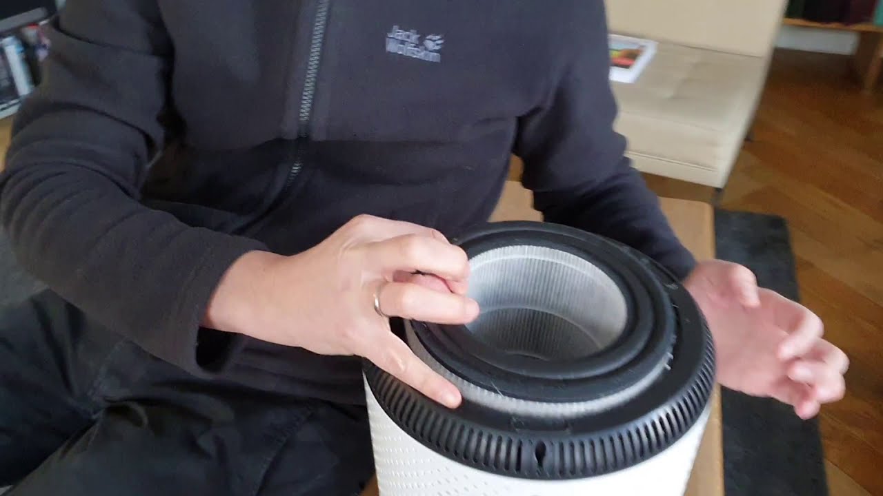 Filter des Philips Luftreinigers AC0820 mit dem Staubsauger reinigen ...