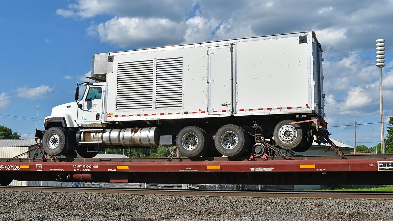6/25/20 - BNSF LCHI6571 w/ MOW Equipment - YouTube