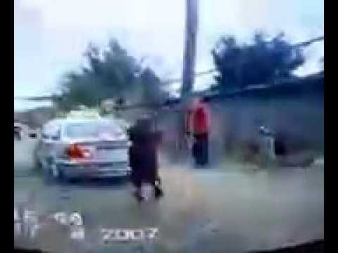 Maşının dalınca su tökmək istiyen xala