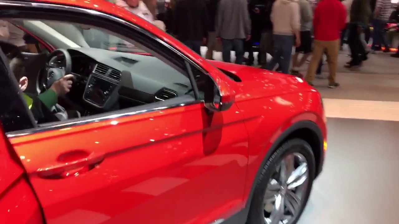 2018 Volkswagen Tiguan Long Wheelbase First Look (Crowded Auto Show ...
