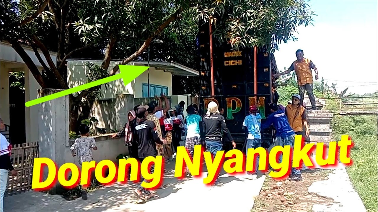 Detik Detik Dorong Salon Depok PPM Nyangkut Pohon 5 Mei 2023 - YouTube