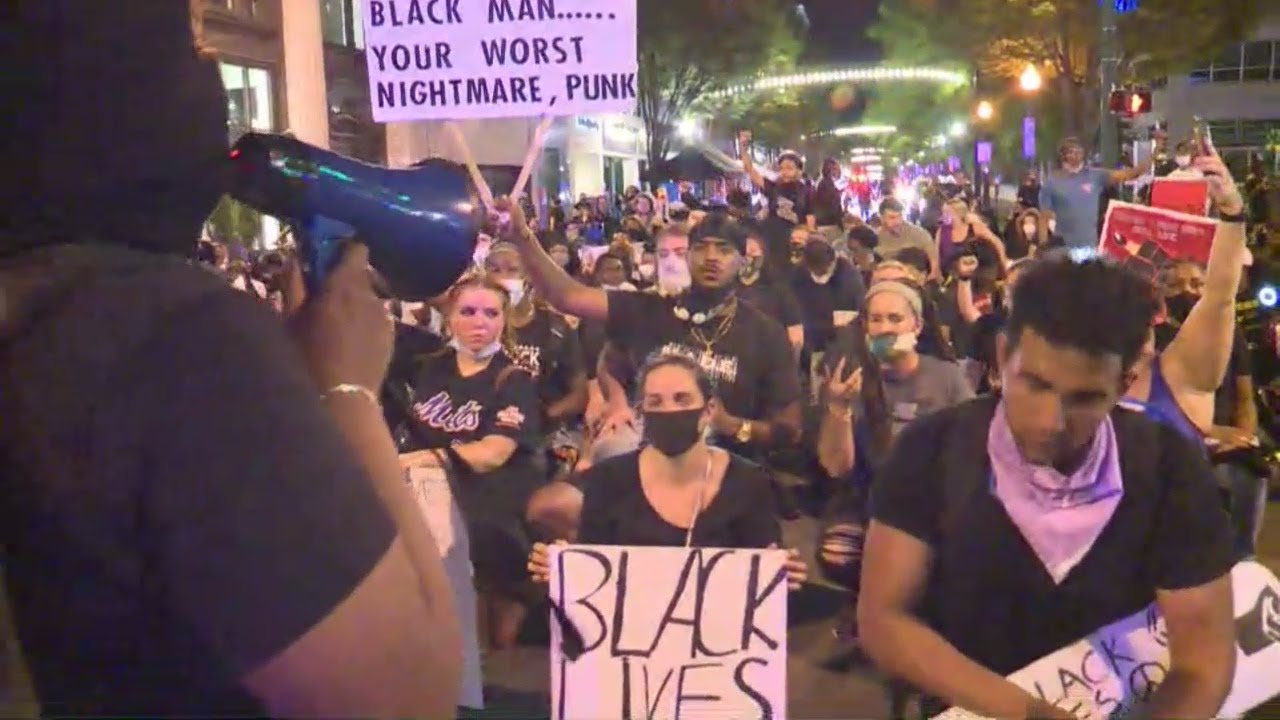Protesters peacefully march through Downtown Norfolk Tuesday night ...