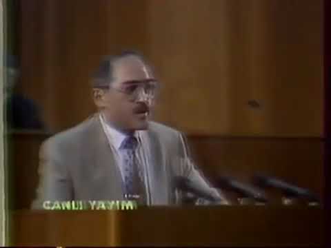 İsa Qəmbər Milli Məclisin tribunasından Elçibəyi və AXC-ni təbrik edir (16 iyul 1993)
