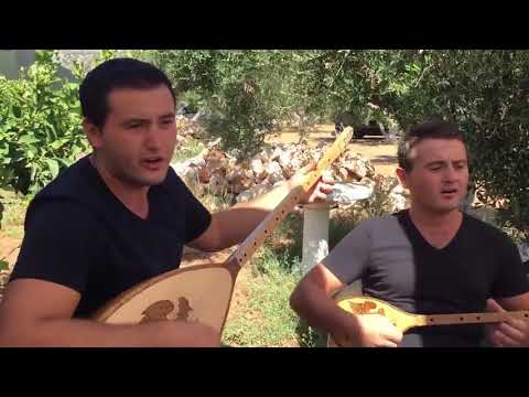 Dy Vellezerit Shqiptar Cmendin Greket Me Kenge Me Cifteli