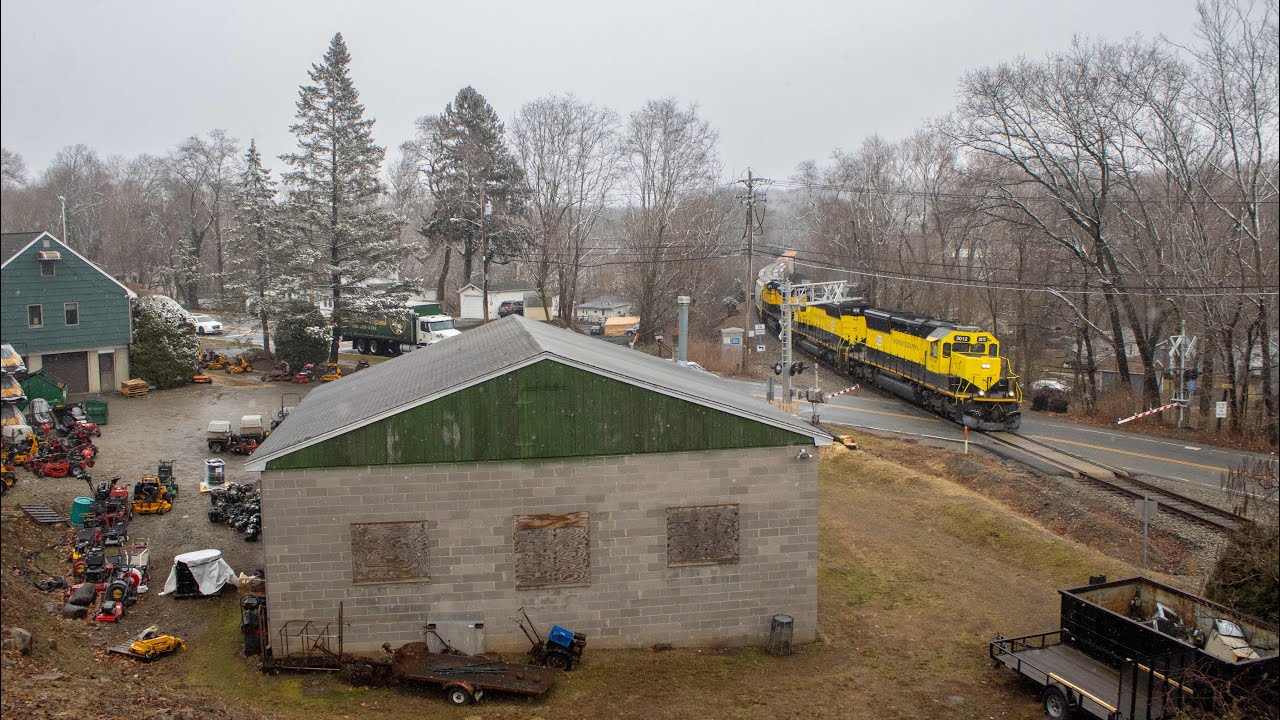 Newly Painted NYSW 4064 Trails on an all-Yellow SU99 in Oakland, NJ - 3 ...