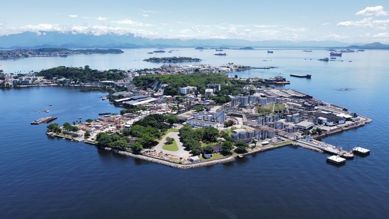 Voo sobre o Zumbi na Ilha do Governador e o complexo da Shell - YouTube