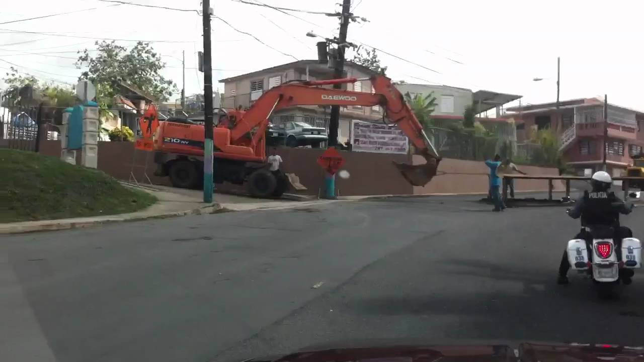 Excavator and Power cables don't mix!!! - YouTube