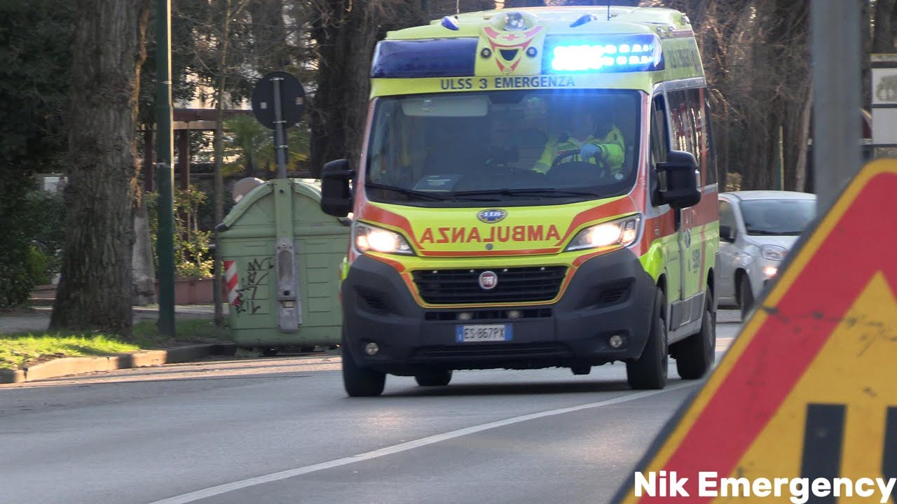 Ambulanza SUEM 118 in emergenza al Lido di Venezia // Italian SUEM 118 ambulance responding code ...