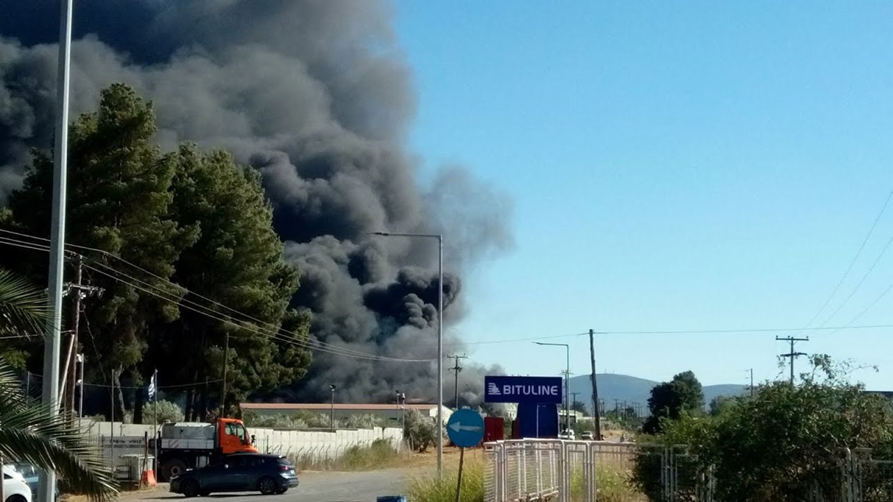 Κατακαίει εύφλεκτα υλικά σε εργοστάσιο ανακύκλωσης - YouTube