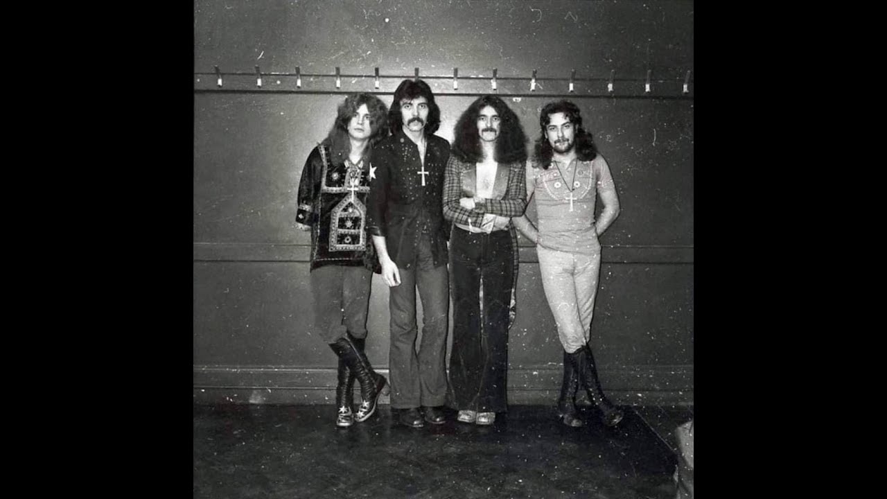 Black Sabbath - Supernaut (1972) - YouTube
