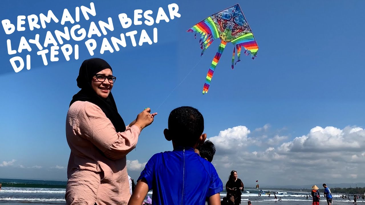 Bermain Layangan Besar di Tepi Pantai Sambil Nemanin Anak Berenang ...