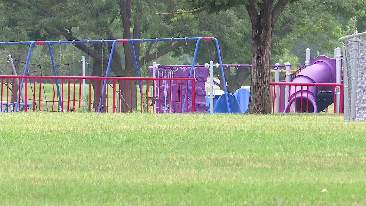 Kids Inc. alerts parents about stranger approaching kids - YouTube