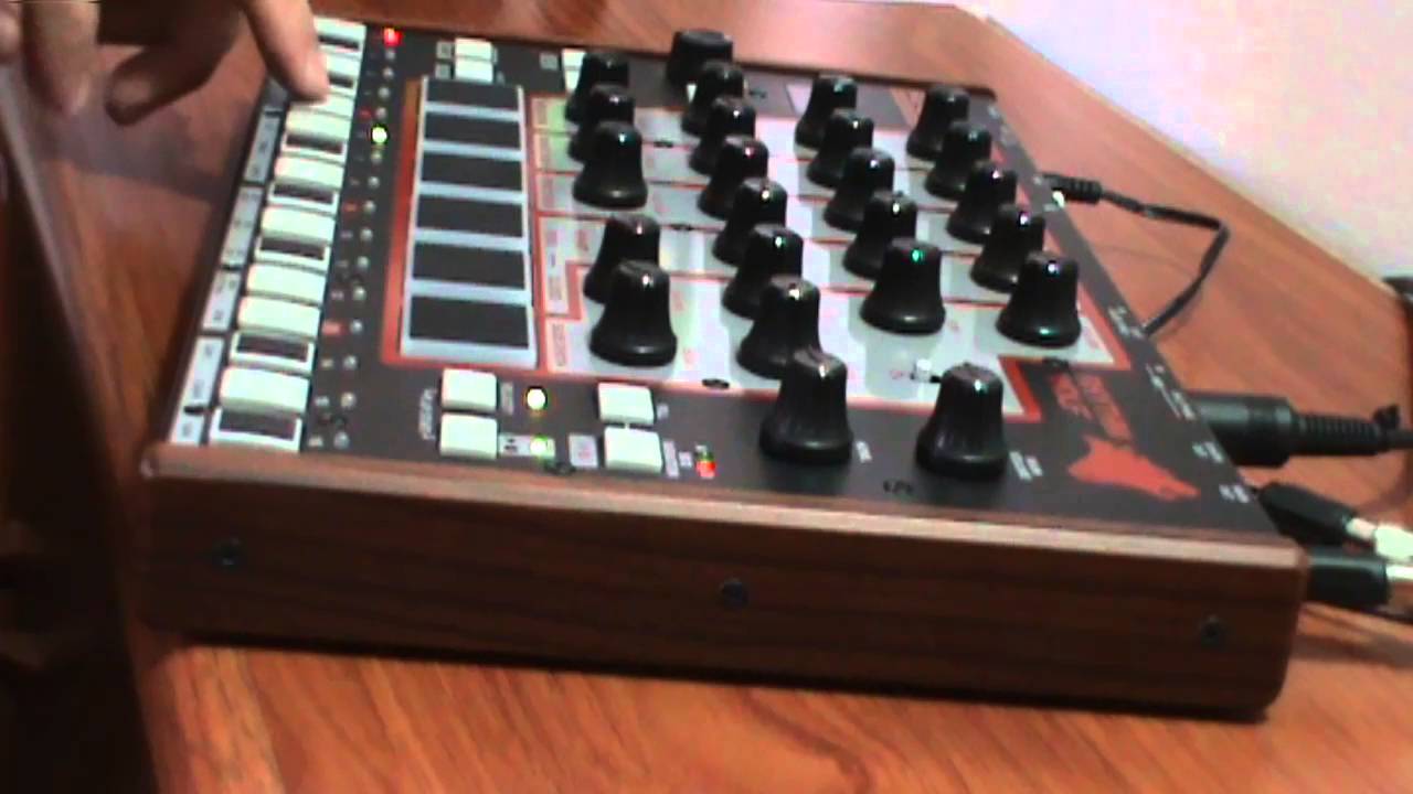 Akai Rhythm Wolf analog drum machine Superteclados.com play for fun ...