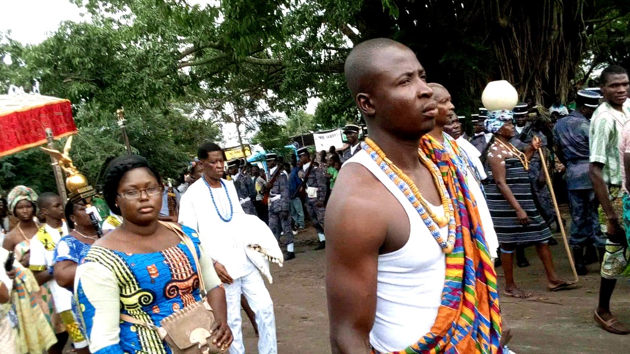 PROCESSION SPECIALE AVEC LE ROI DE COME AU BENIN - YouTube