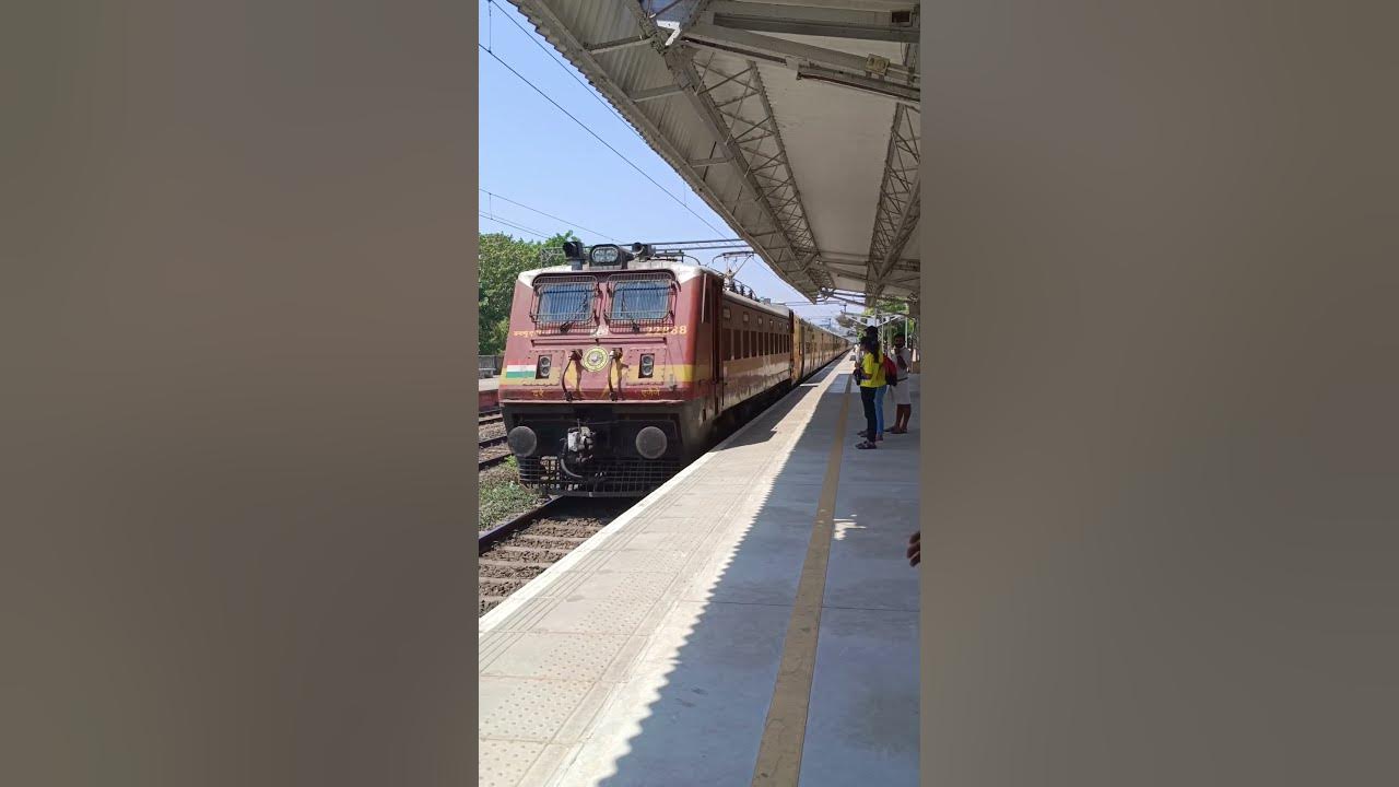16649 Mangaluru - Nagarcoil Parasuram Express Entering Irinjalakuda Platform 2 #shorts - YouTube