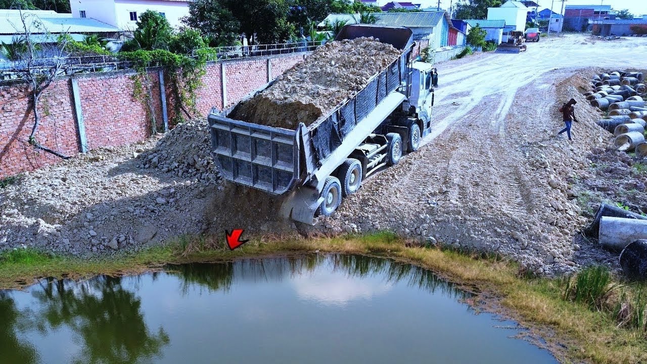 Nicely work Processing Landfill Huge Size Using Dump Truck 25.tonDozer ...