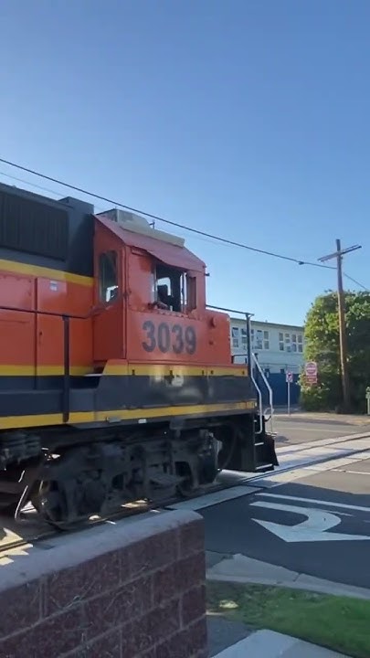 The best of BNSF GP25XE 3039 and BNSF ATSF GP60 196. #shorts - YouTube