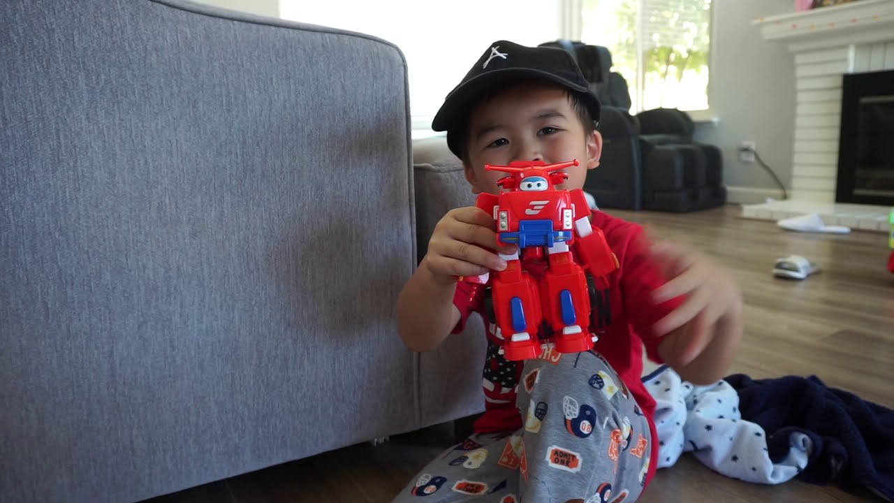 Aiden introduces Super Wings Jett Speed and Dizzy - YouTube