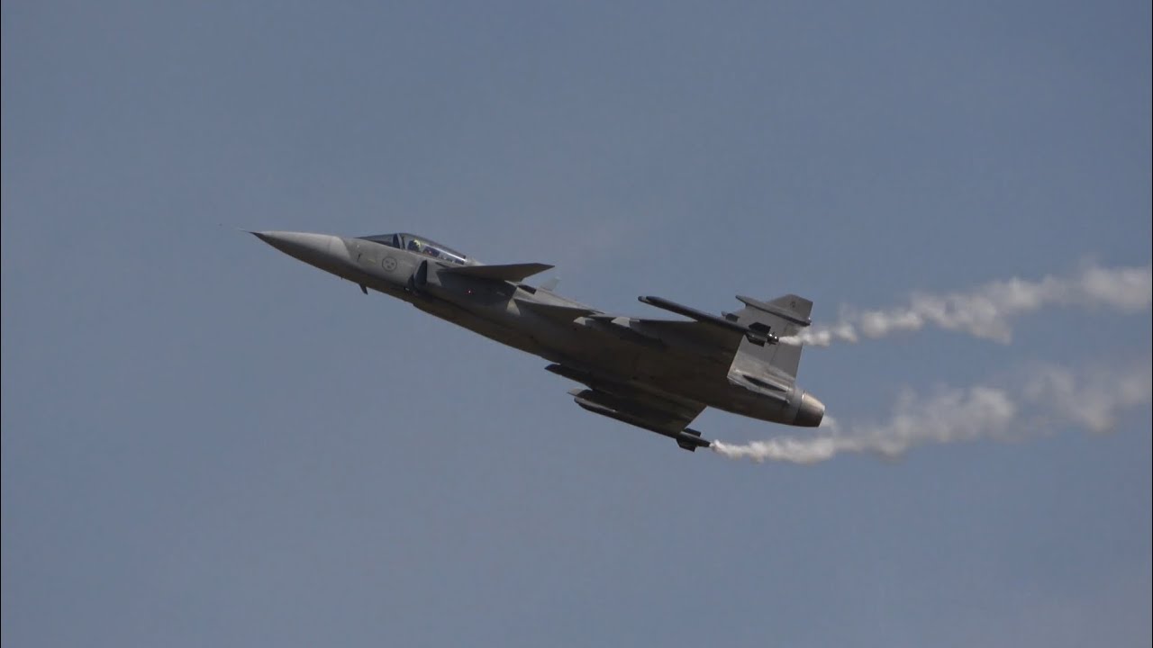 Awesome and LOUD Grippen display at RIAT 2022 - YouTube