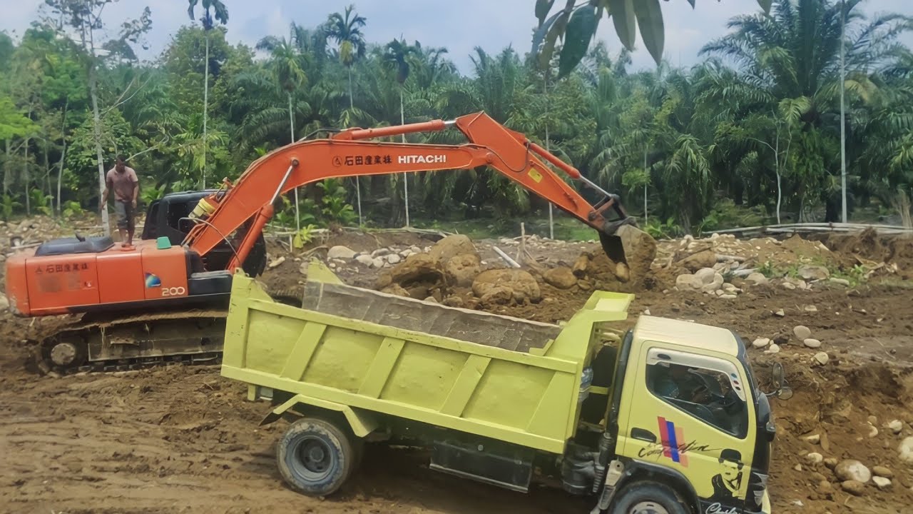 Alat Berat Excavator Hitachi Mengangkat Batu Dalam Dump Truk ...