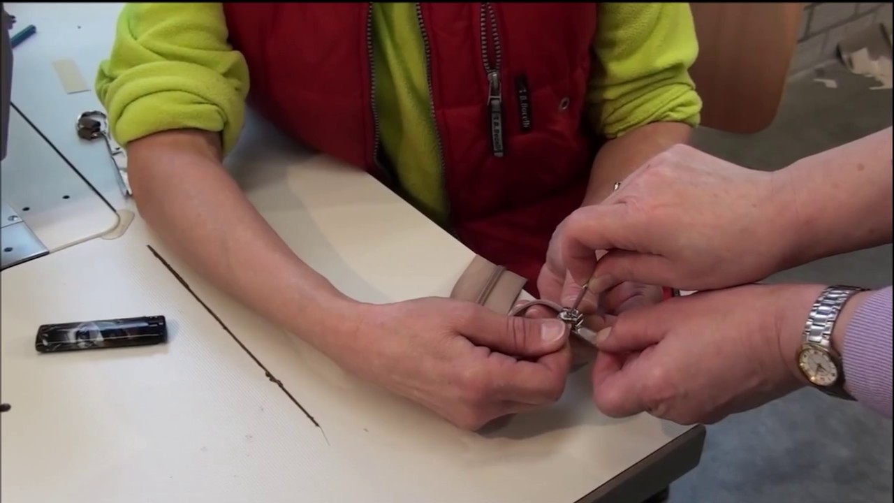 Hoe zet je een schuiver aan een rits? - YouTube